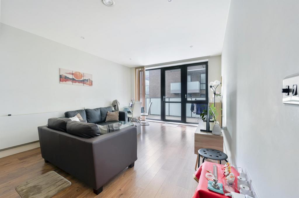 Lighterman Point, E14 2 bed apartment - £425,000