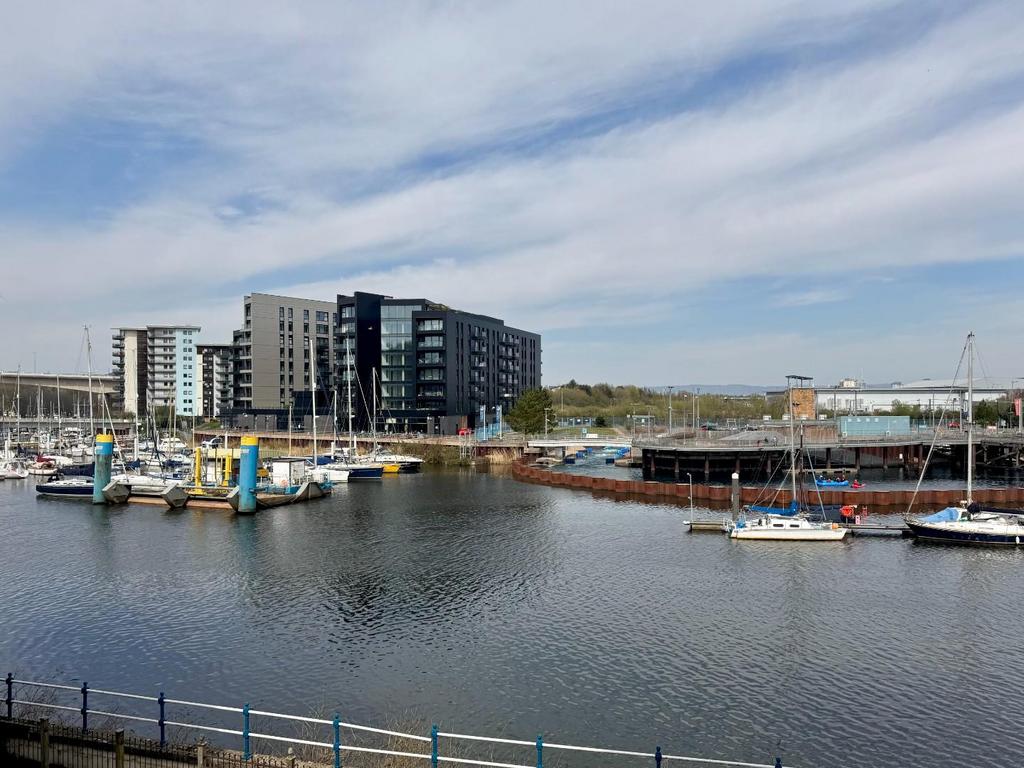 Pierhead View, Penarth Marina 2 bed flat for sale - £235,000
