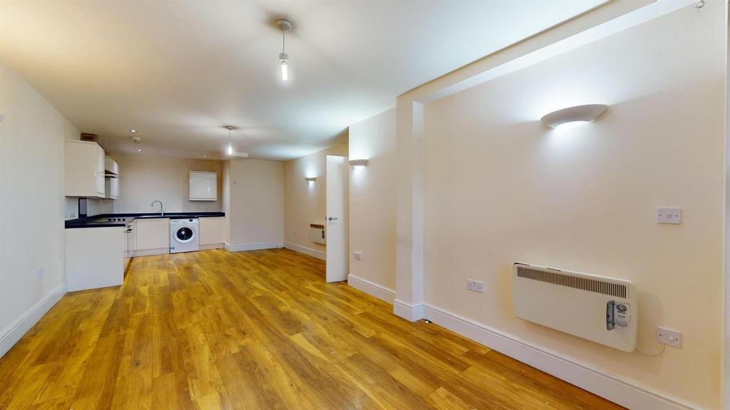 246 Chingford Mount Road, London E4 2 bed apartment - £1,985 pcm (£458 pw)