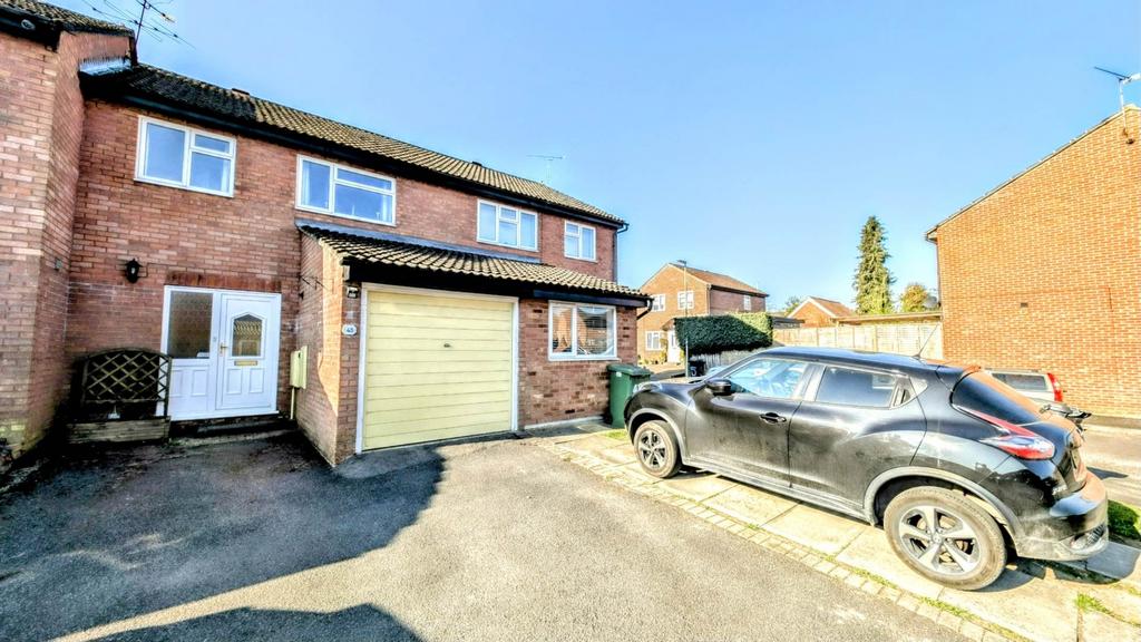 Sunbury Close, Bordon GU35 3 bed terraced house - £315,000