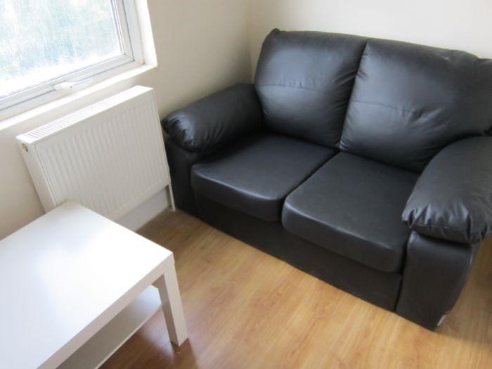 Hammersmith Grove, London, W6 3 bed flat - £2,080 pcm (£480 pw)