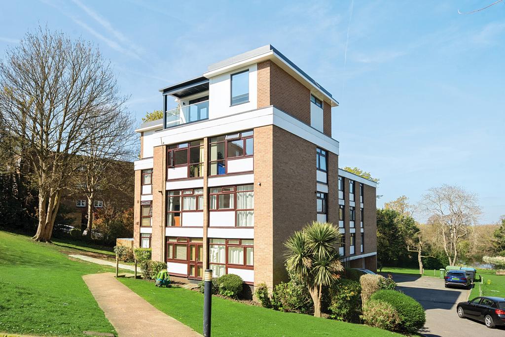 Beechcroft Manor, Weybridge, Surrey... 2 bed flat - £1,625 pcm (£375 pw)