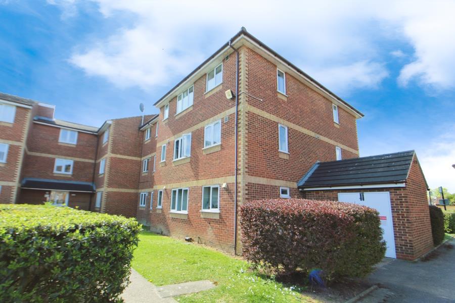 *LET AGREED*Walpole road, Slough*LET... 1 bed flat - £1,100 pcm (£254 pw)
