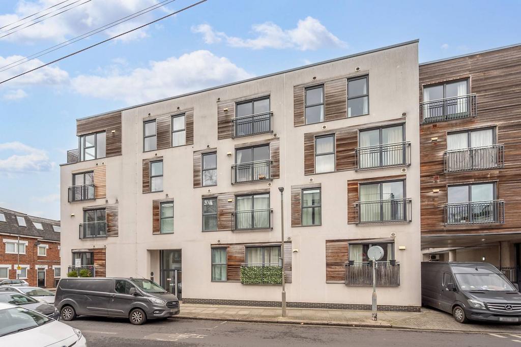 Furmage Street, Wandsworth Town... 1 bed flat - £1,700 pcm (£392 pw)
