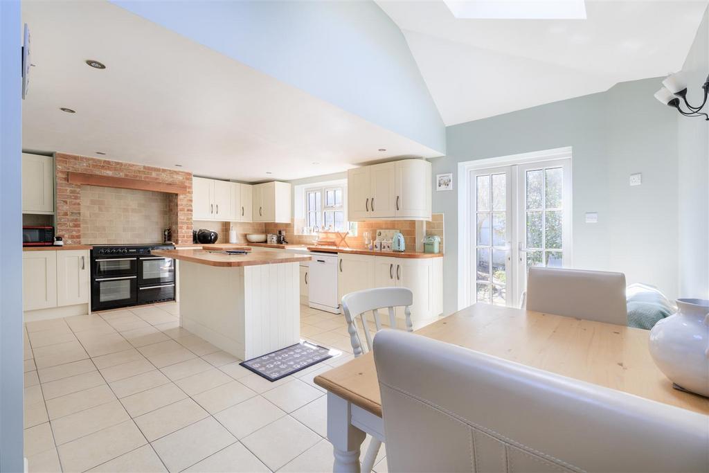 Stone Street, Halesworth IP19 2 bed semi-detached house - £260,000
