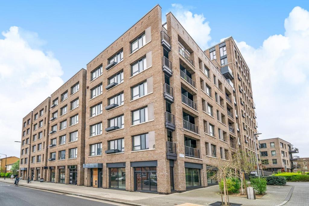 Plough Way, Surrey Quays, London, SE16 3 bed flat for sale - £680,000