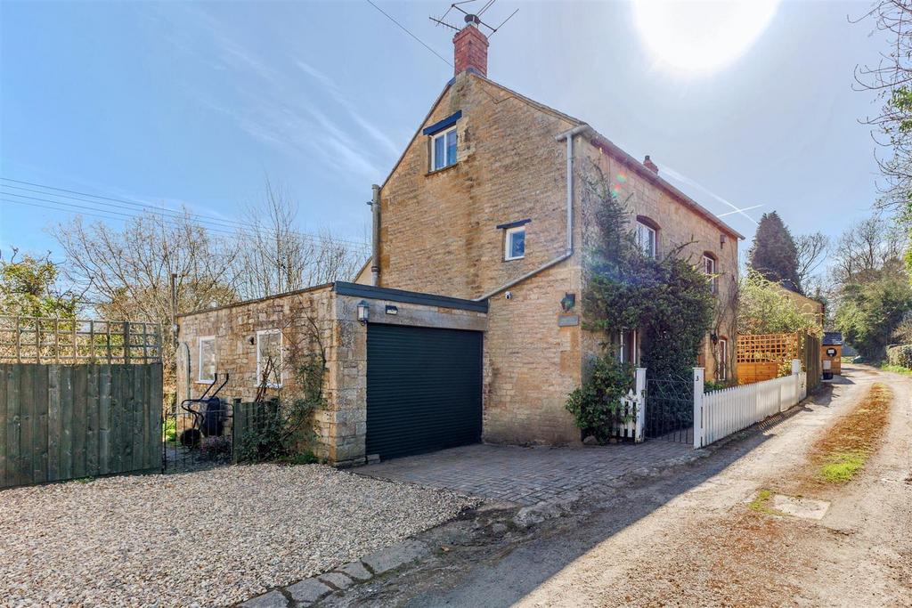 3 Post Office Lane, Moreton-In-Marsh... 4 bed cottage - £600,000