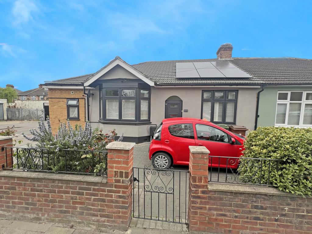 Whalebone Lane South, Romford, Essex... 3 bed bungalow for sale - £500,000