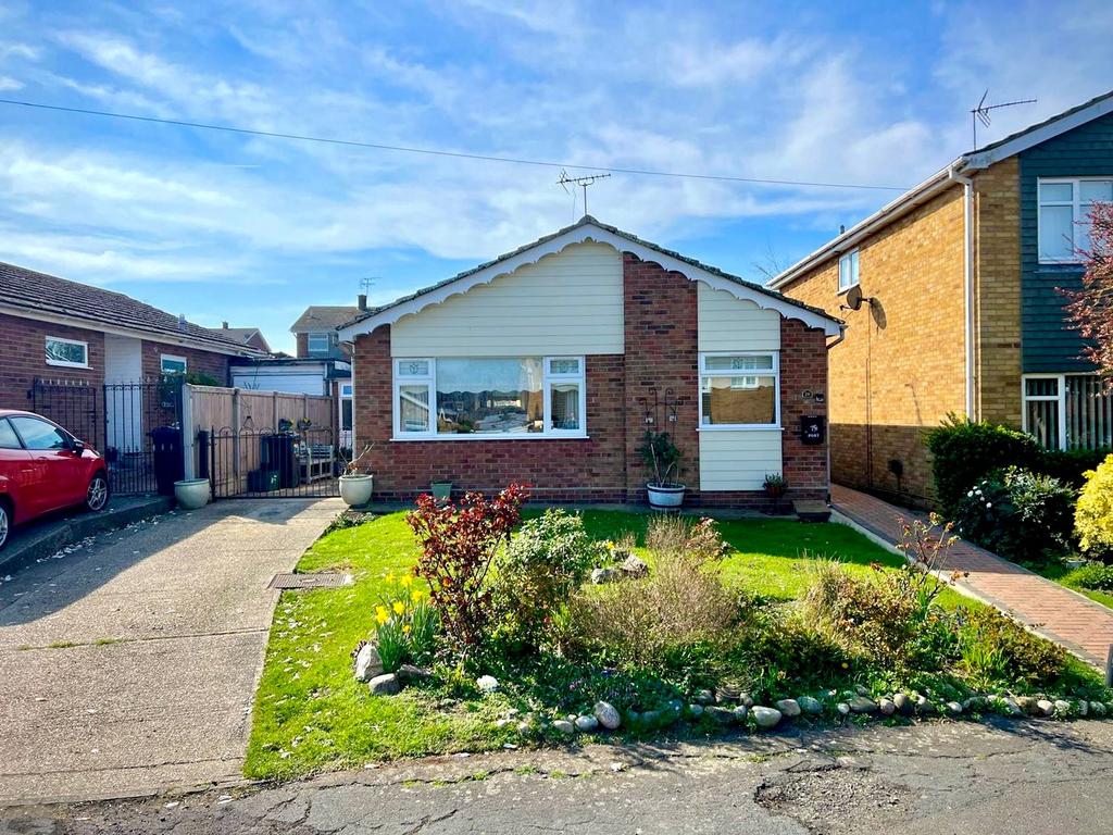 Pyesand, Kirby-le-Soken... 2 bed bungalow - £315,000
