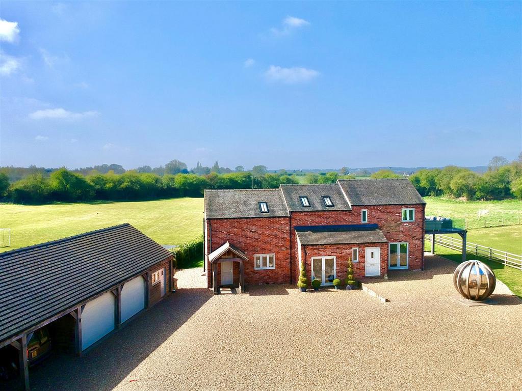 New Gate Court, Anslow, DE13 4 bed barn conversion - £1,175,000