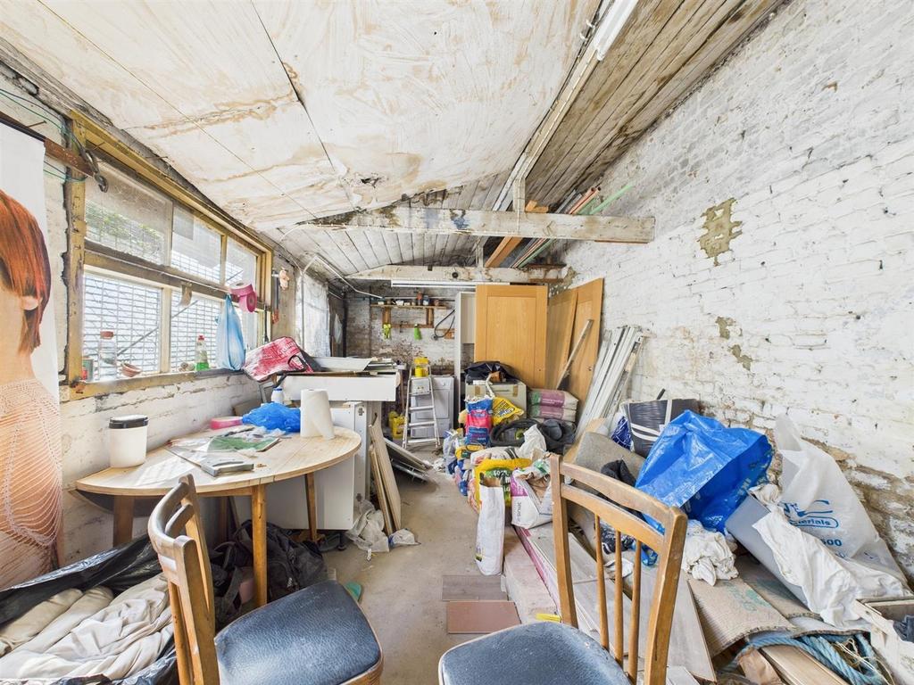 Roman Road, London E2 Industrial unit to rent - £1,833 pcm (£423 pw)