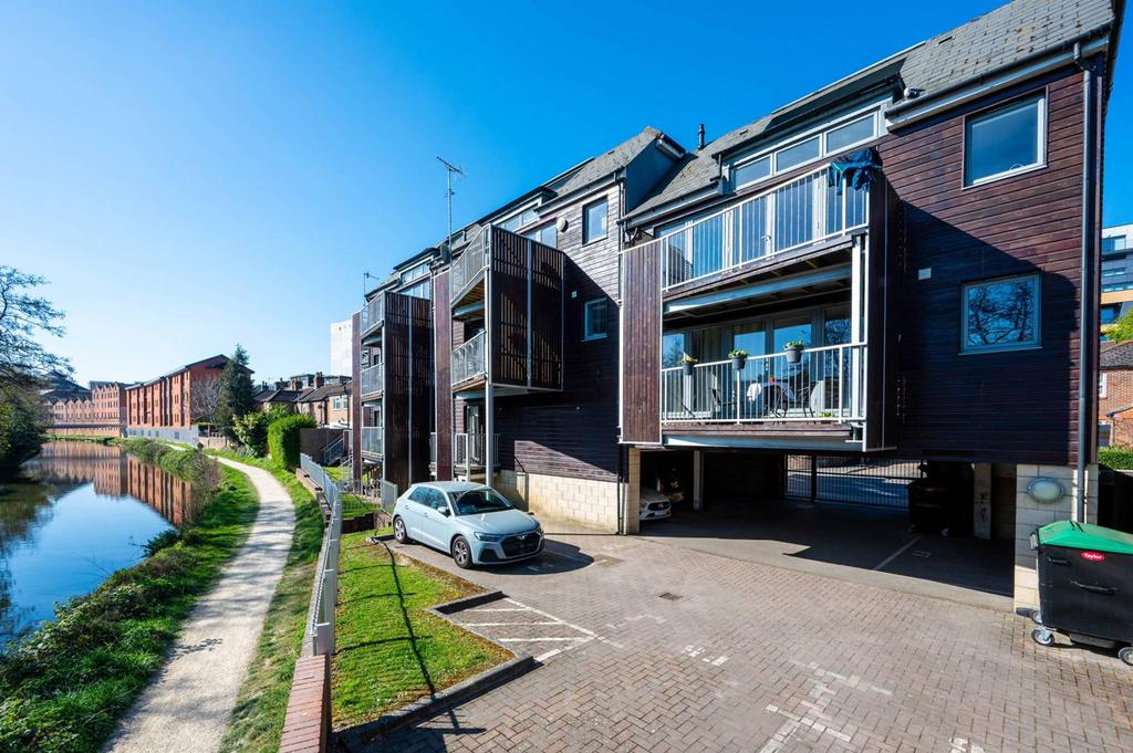 Walnut Tree Close, Guildford, GU1 2 bed flat to rent - £4,000 pcm (£923 pw)