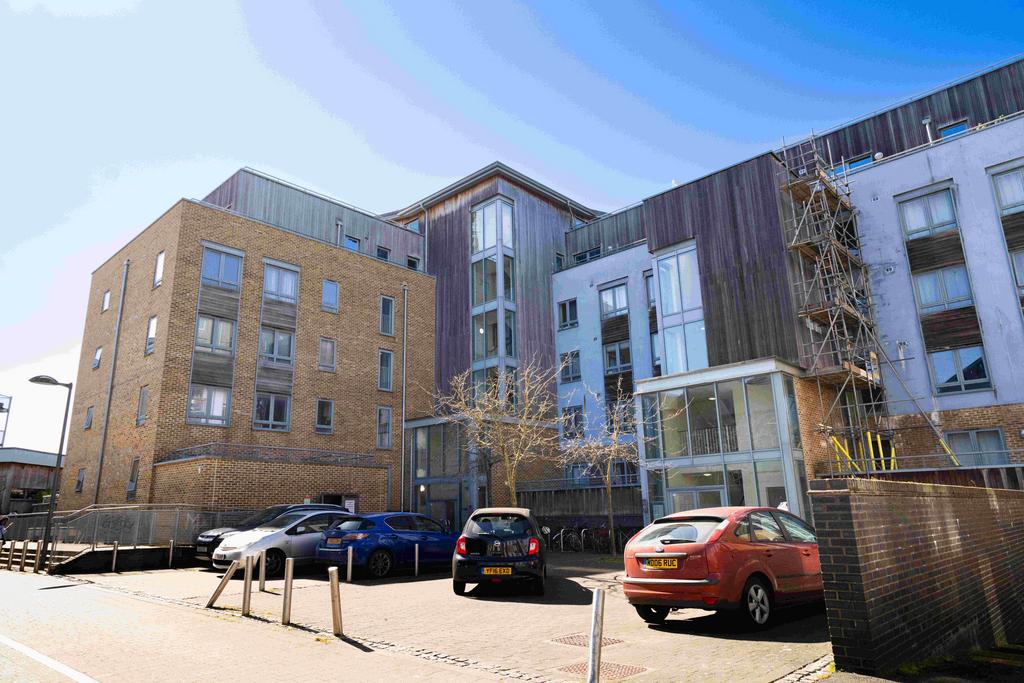 Quayside Drive, Colchester CO2 2 bed flat - £175,000