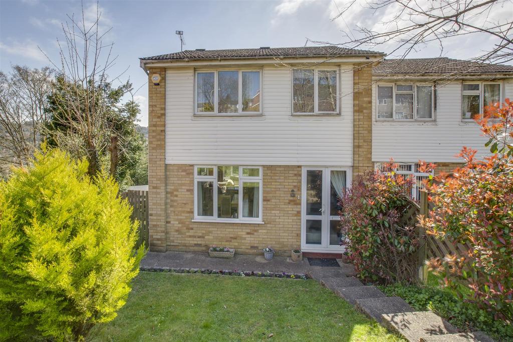 Telford Way, High Wycombe HP13 3 bed semi-detached house - £400,000