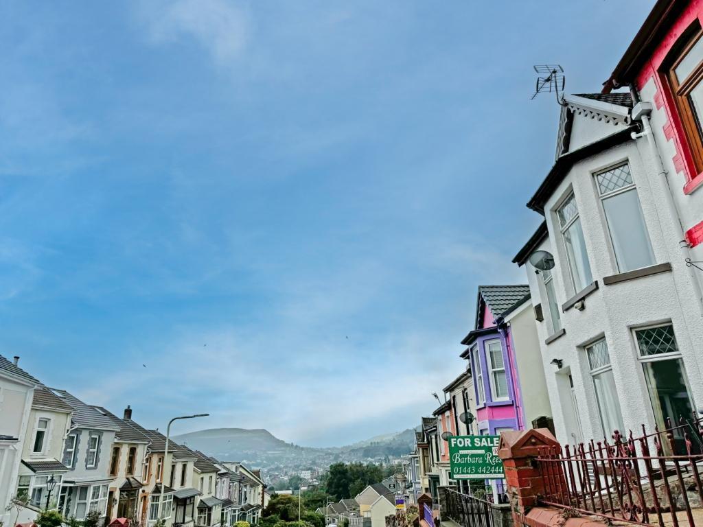 Berw Road, Tonypandy CF40 5 bed end of terrace house for sale - £169,950
