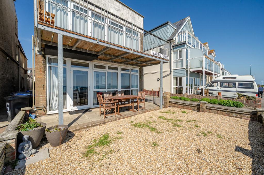 Marine Drive West, Marine Court, PO21 2 bed flat for sale - £215,000