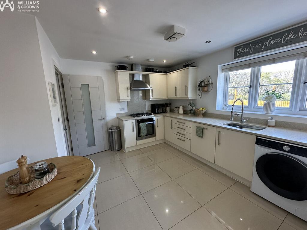 Ger Y Nant, Y Felinheli, LL56 3 bed detached house for sale - £335,000