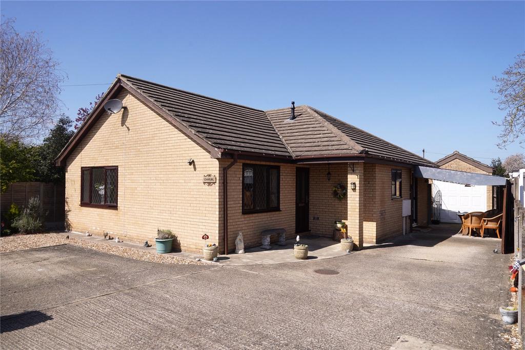 Field Walk, Mildenhall, Suffolk, IP28 3 bed bungalow - £325,000