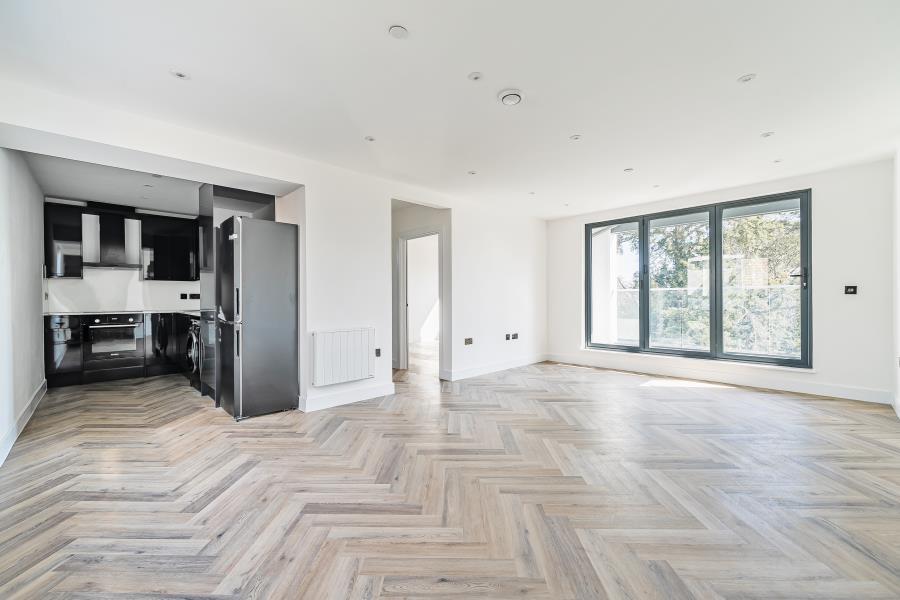 Beechcroft Manor, Weybridge KT13 2 bed flat - £1,650 pcm (£381 pw)