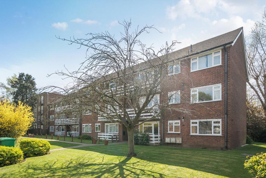 St. Andrew's Square, Surbiton, KT6 1 bed flat for sale - £299,950