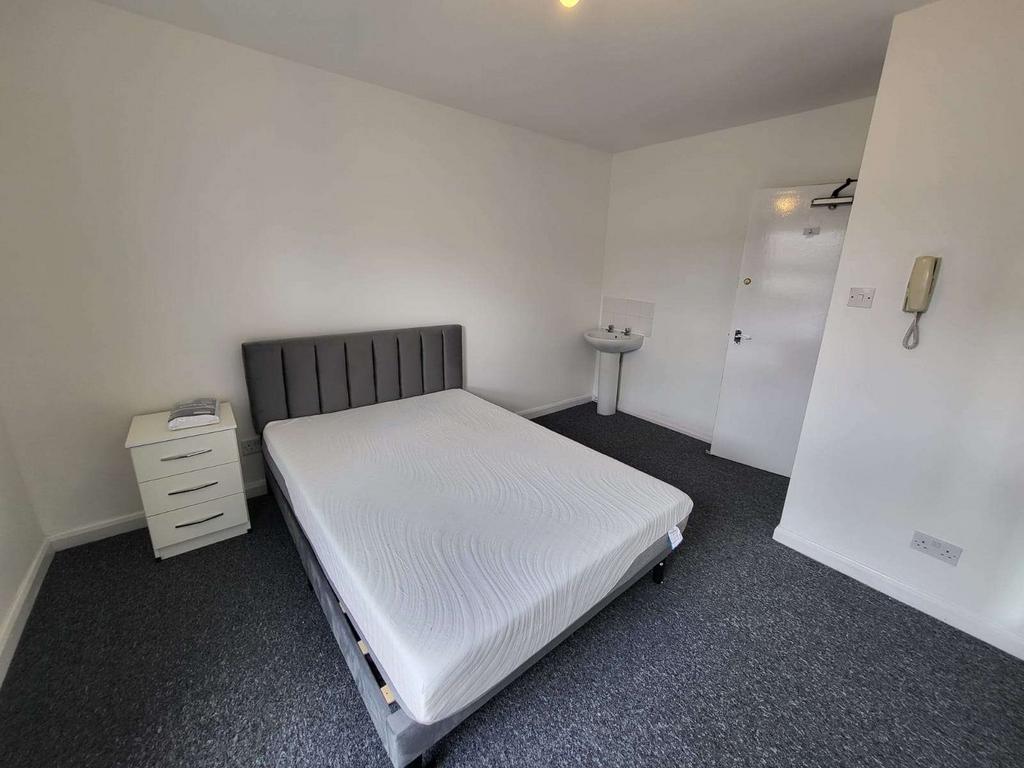 14 Wellington Street, Luton LU1 1 bed in a flat share - £600 pcm (£138 pw)