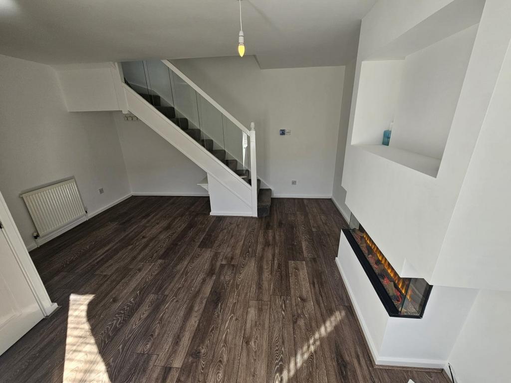 Hunshelf Road, Chapletown 2 bed townhouse - £850 pcm (£196 pw)