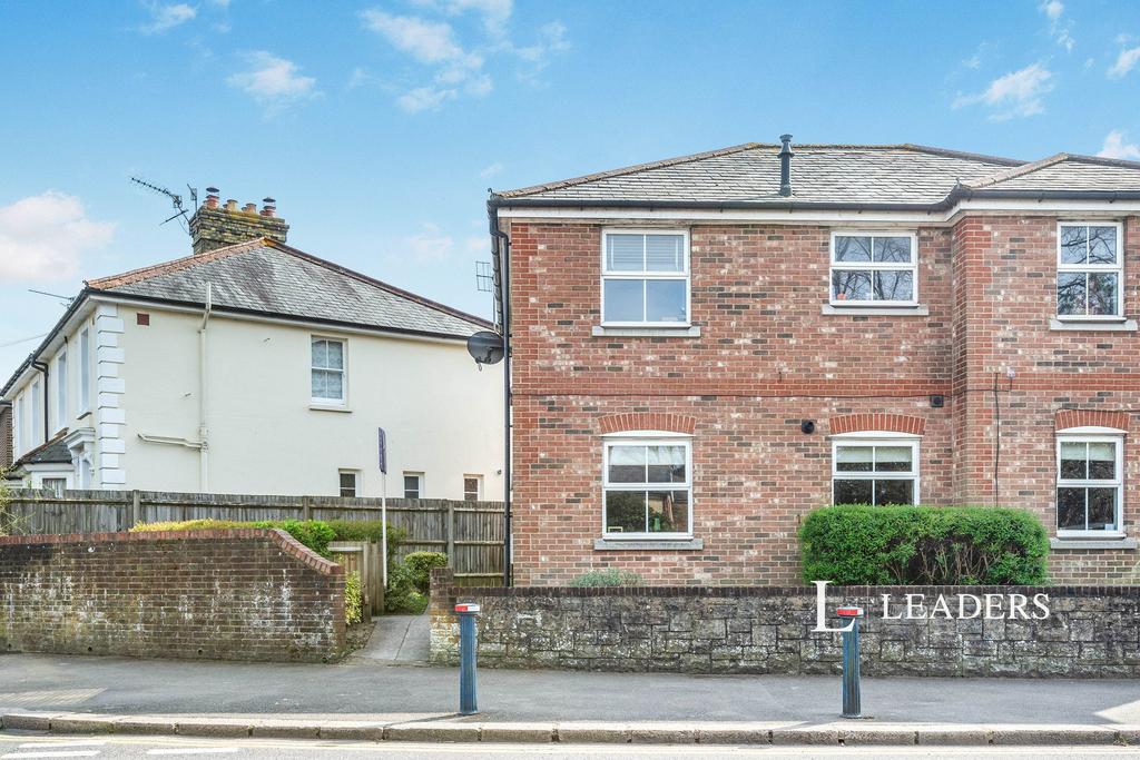 West Road, Reigate, RH2 2 bed apartment - £1,650 pcm (£381 pw)