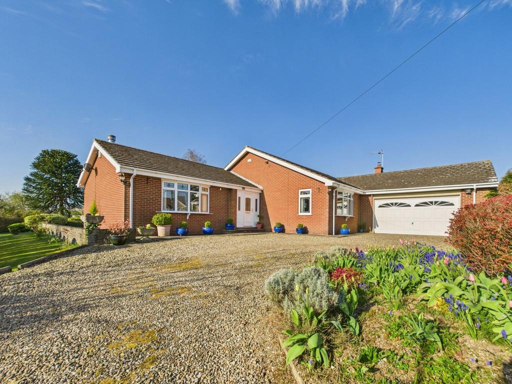 Howl Lane, Hutton, YO25 9QA 3 bed detached bungalow for sale - £500,000