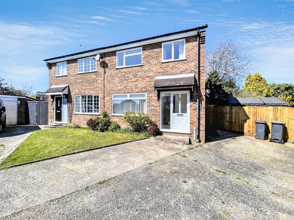 Wordsworth Road, Stowmarket, IP14 3 bed semi-detached house - £200,000