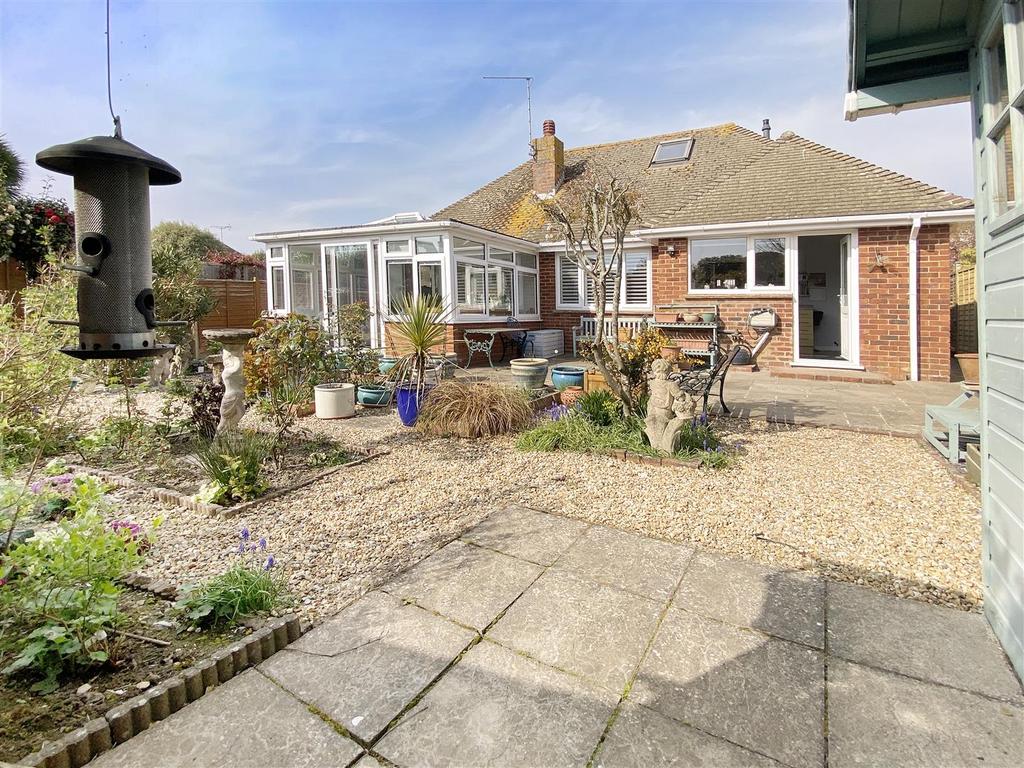 Glenville Road, Rustington BN16 2 bed detached bungalow for sale - £575,000
