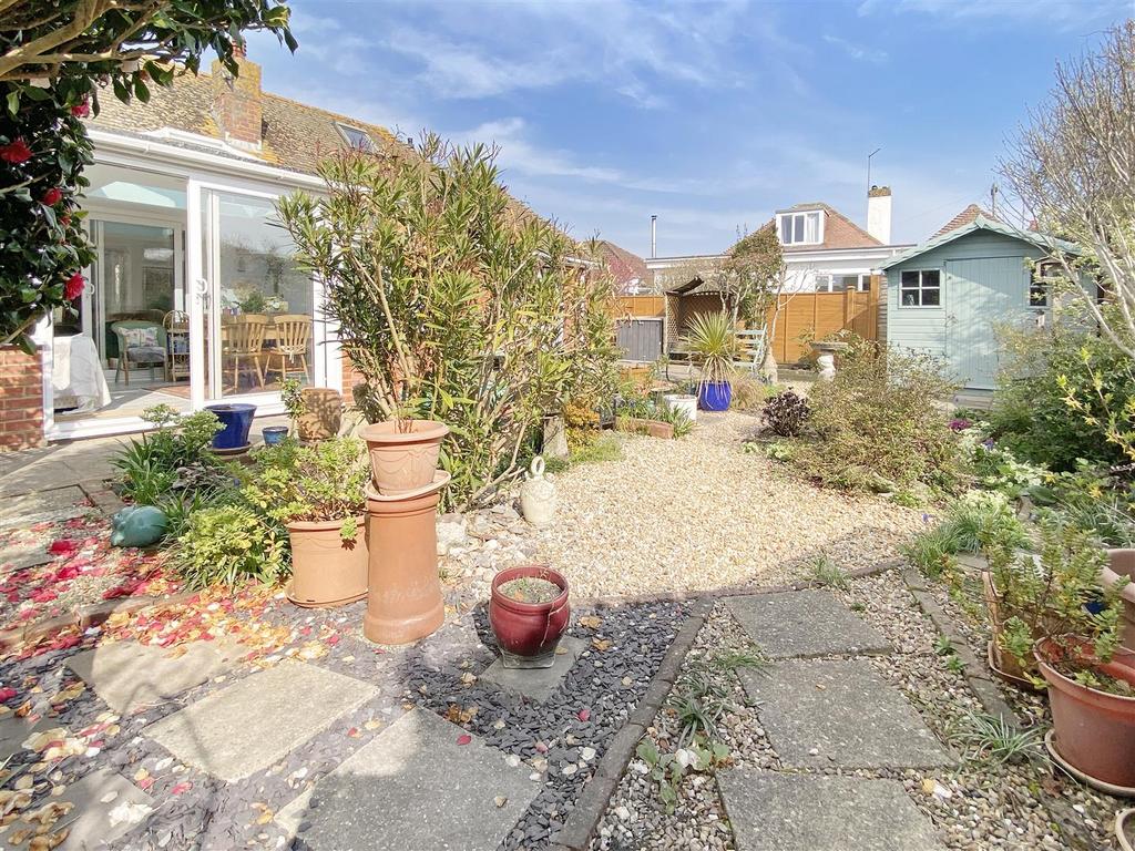 Glenville Road, Rustington BN16 2 bed detached bungalow for sale - £575,000