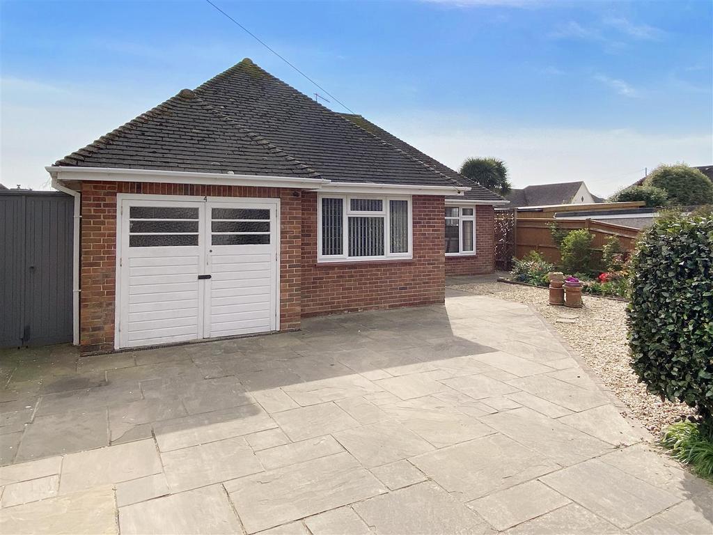 Glenville Road, Rustington BN16 2 bed detached bungalow for sale - £575,000