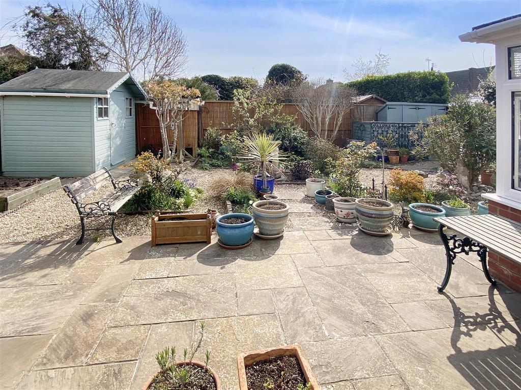 Glenville Road, Rustington BN16 2 bed detached bungalow for sale - £575,000