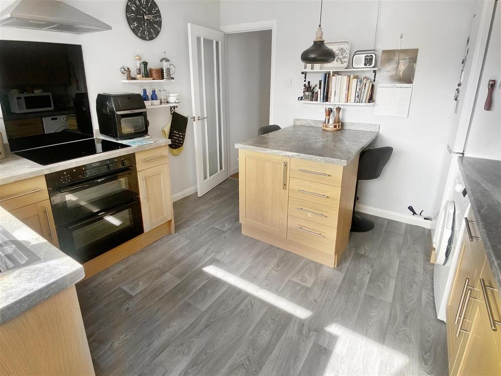 Glenville Road, Rustington BN16 2 bed detached bungalow for sale - £575,000