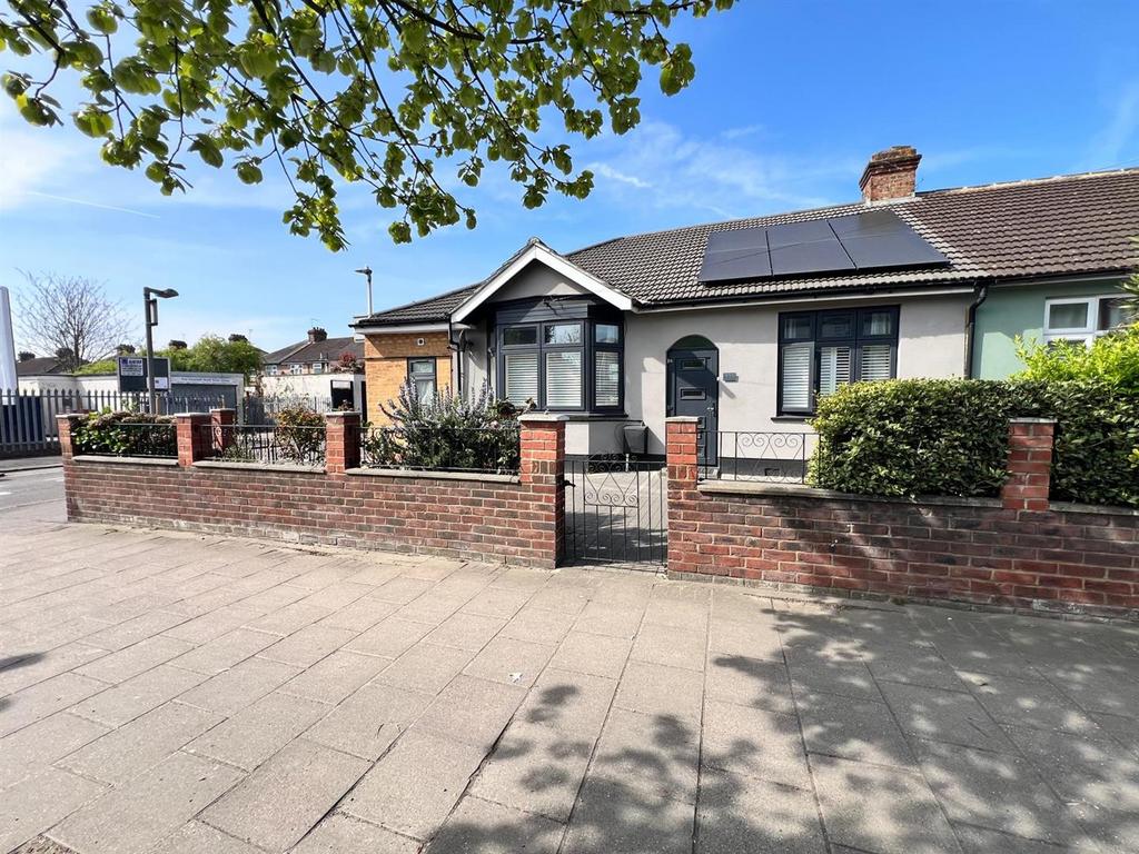 Whalebone Lane South, Romford 3 bed bungalow for sale - £515,000