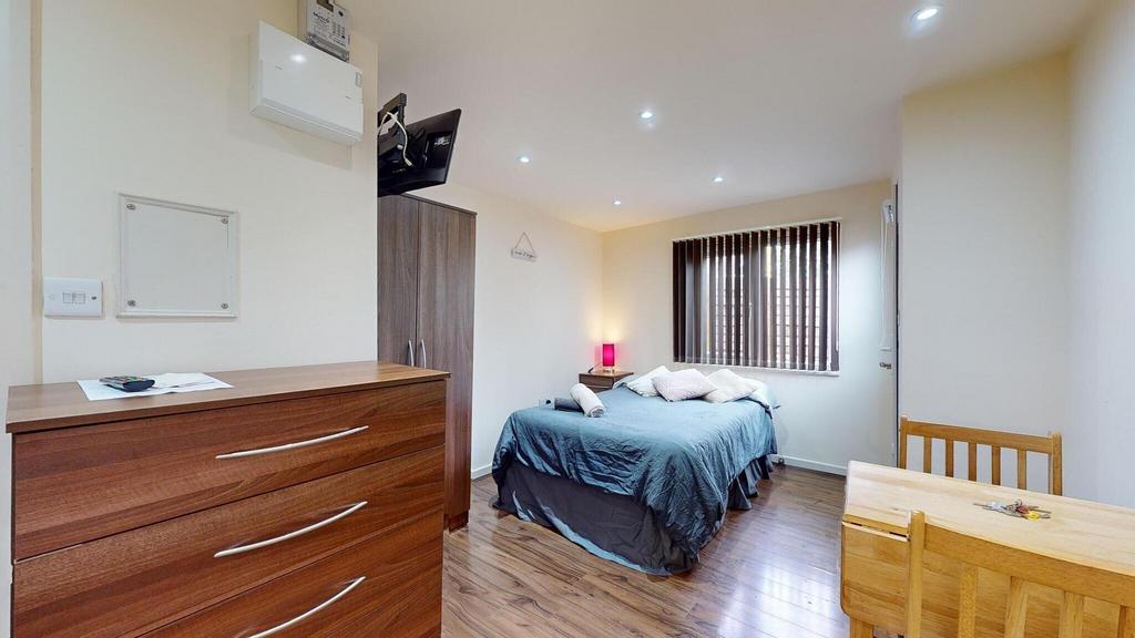 Cranhurst Road Studio - £1,313 pcm (£303 pw)