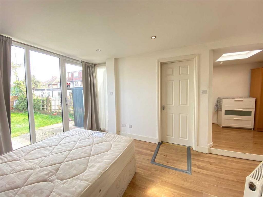 St Andrews Road, Acton House share - £1,250 pcm (£288 pw)