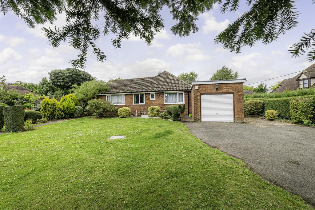 Woolage Green, Canterbury, Kent, CT4 3 bed bungalow for sale - £450,000
