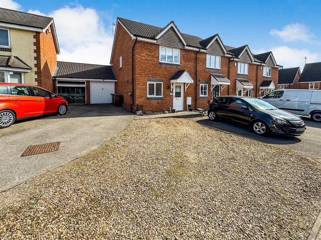 Violet Close, Corby NN18 3 bed semi-detached house for sale - £245,000