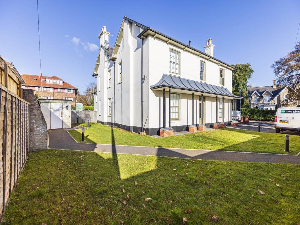 St Peters Road, Parkstone, Poole 2 bed flat - £1,350 pcm (£312 pw)