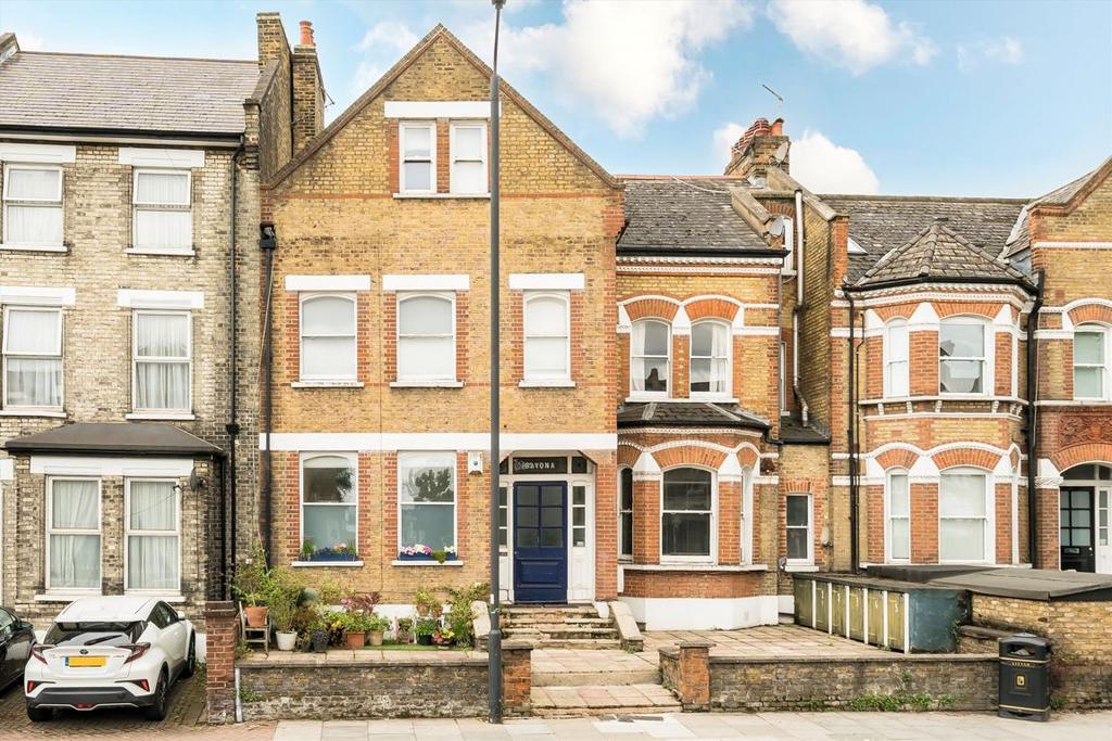 Trinity Road, London SW17 2 bed flat - £2,400 pcm (£554 pw)