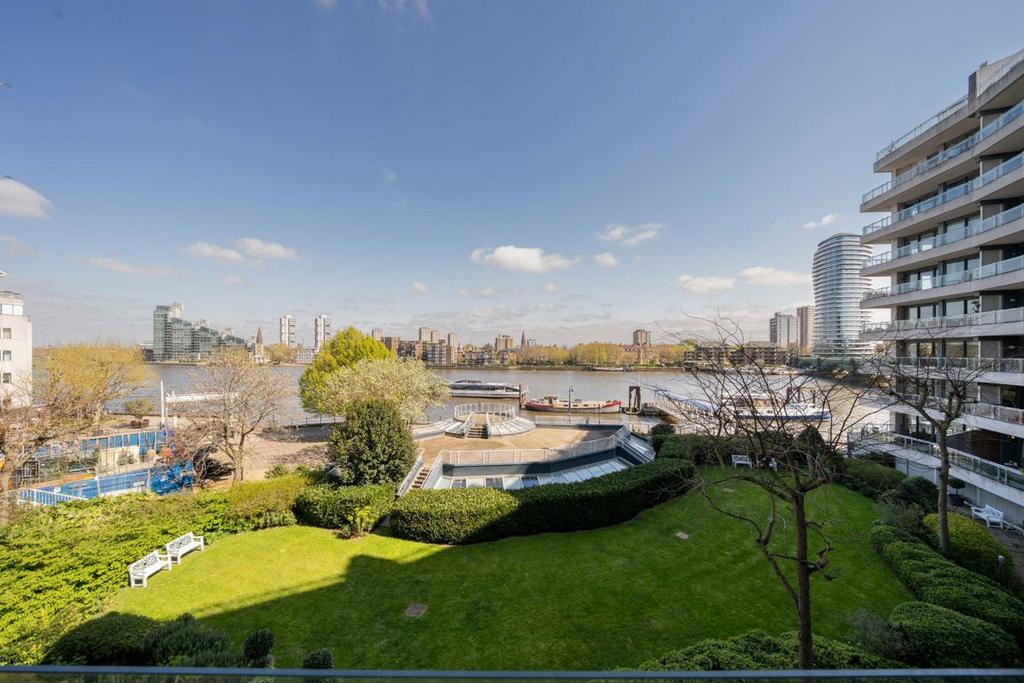 Chelsea Crescent, London SW10 2 bed flat for sale - £1,495,000
