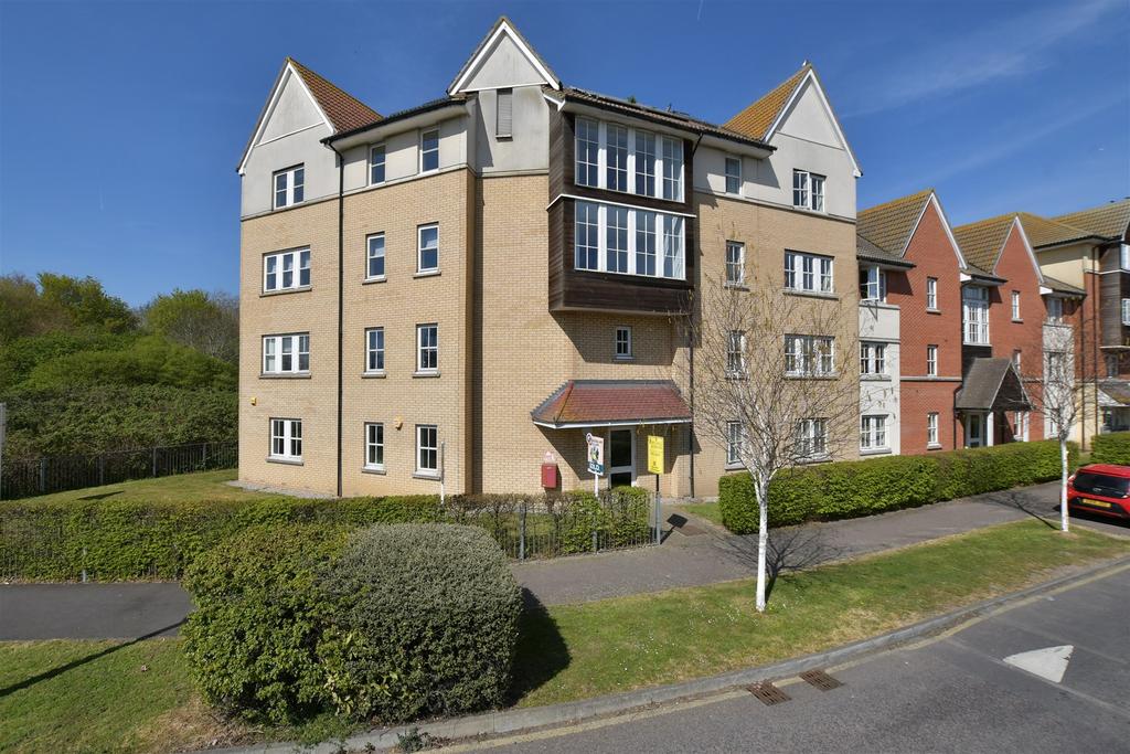Churchill Avenue, Basildon SS14 2 bed apartment for sale - £152,500