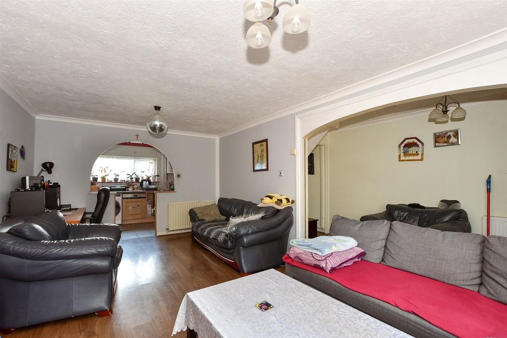 Selsey Road, Crawley, West Sussex 3 bed terraced house - £310,000