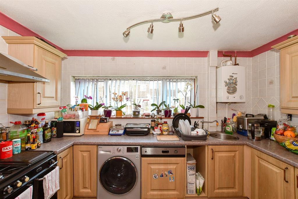 Selsey Road, Crawley RH11 3 bed terraced house - £204,500
