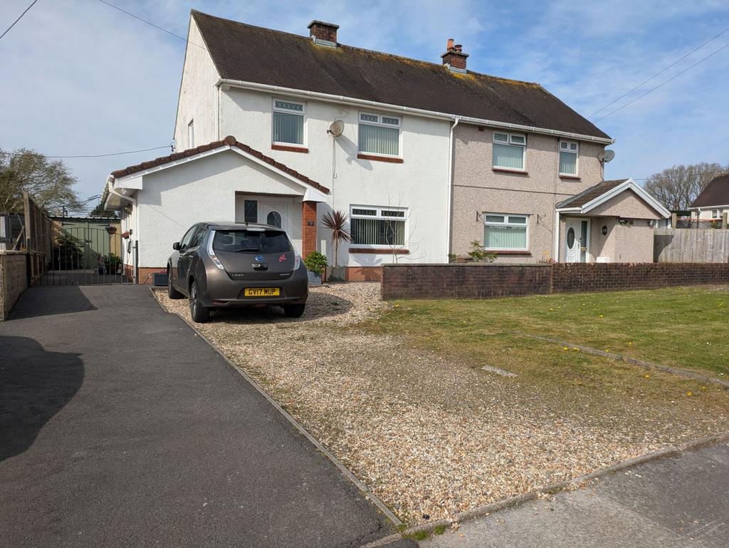 Brynhafod, Tycroes, SA18 3QG 4 bed semi-detached house - £225,000