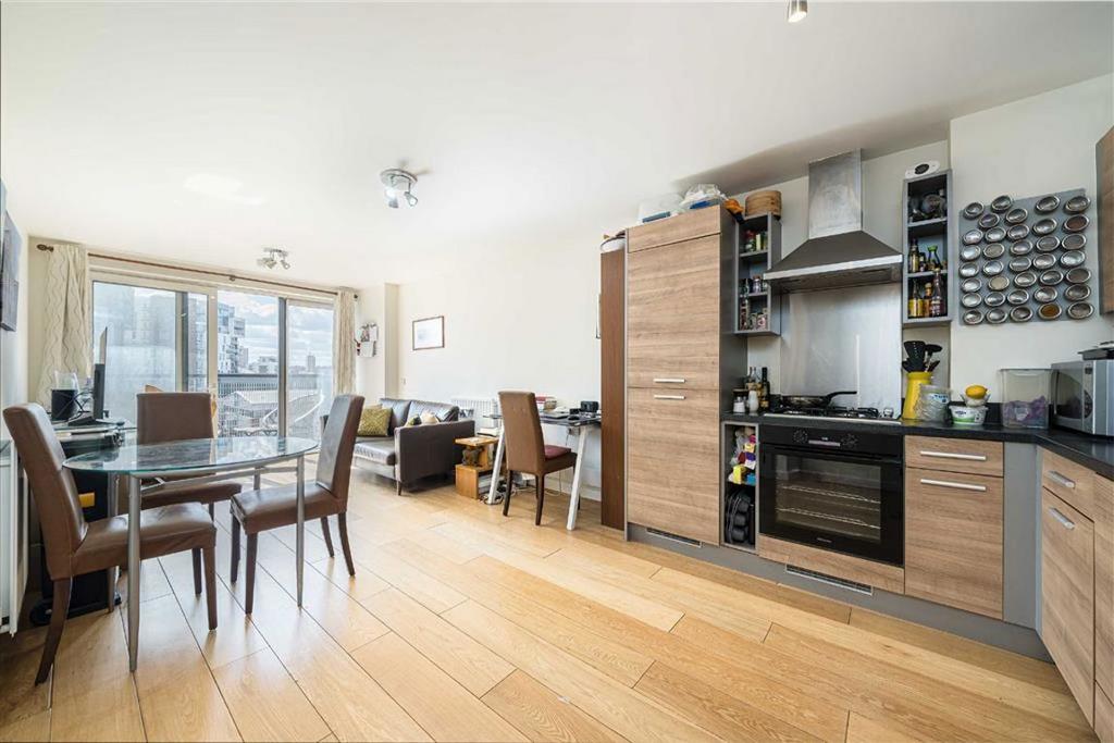 Tarves Way, London SE10 2 bed flat for sale - £350,000