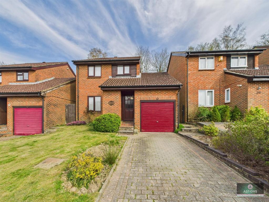 Chevening Close, Crawley RH11 3 bed detached house - £375,000