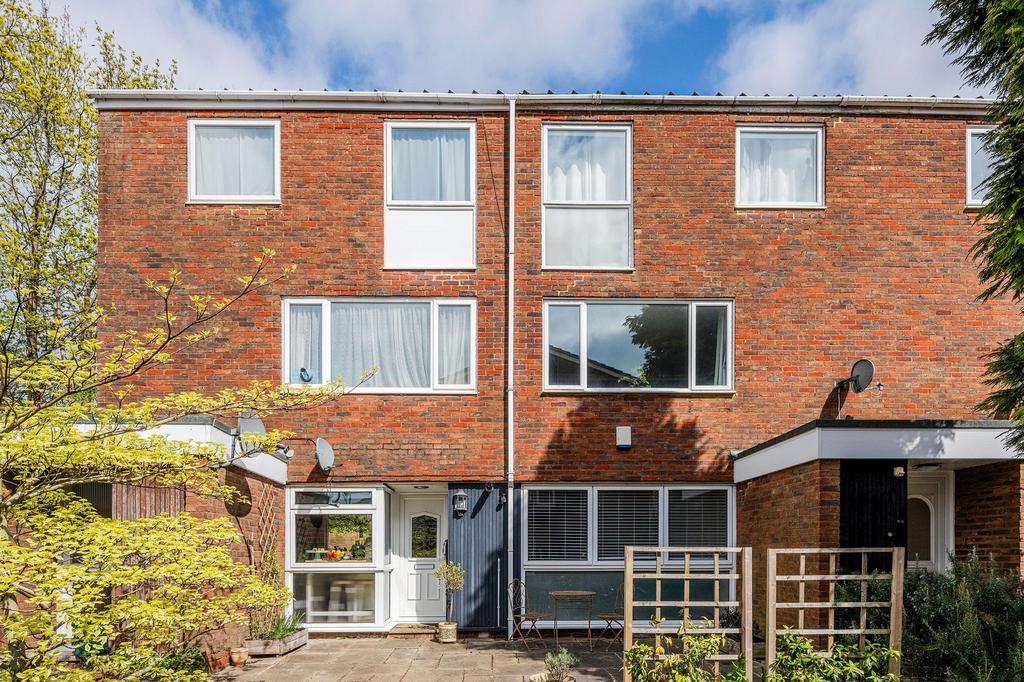 Harrison Close, Reigate RH2 2 bed maisonette for sale - £375,000