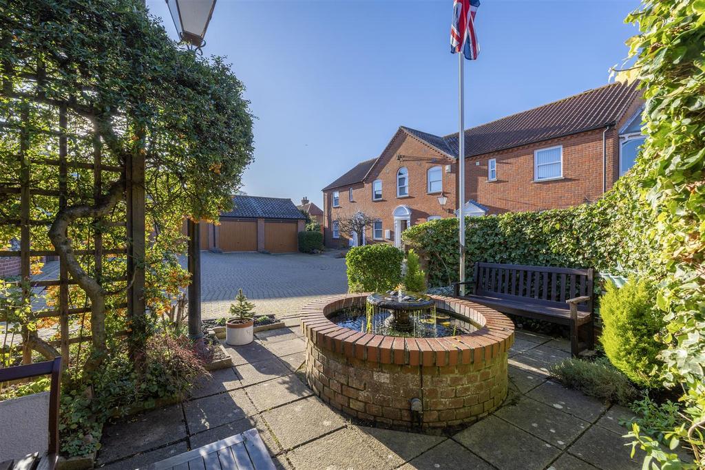 Old College Close, Beccles NR34 3 bed apartment - £1,500 pcm (£346 pw)